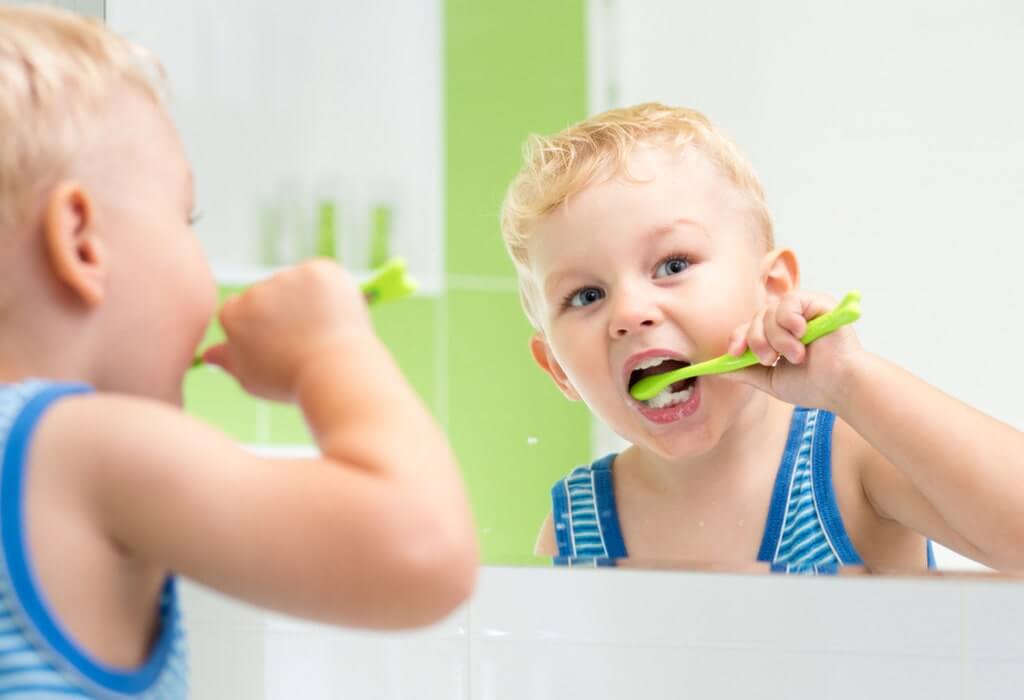چگونه کودک را به مسواک زدن علاقه‌مند کنیم؟ - دنتینو